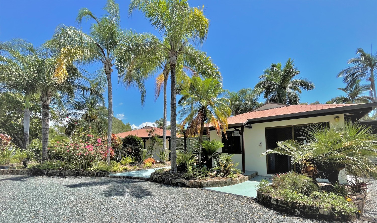 Whitsunday Cabins Midge Point is a cabin park located in Midge Point ...