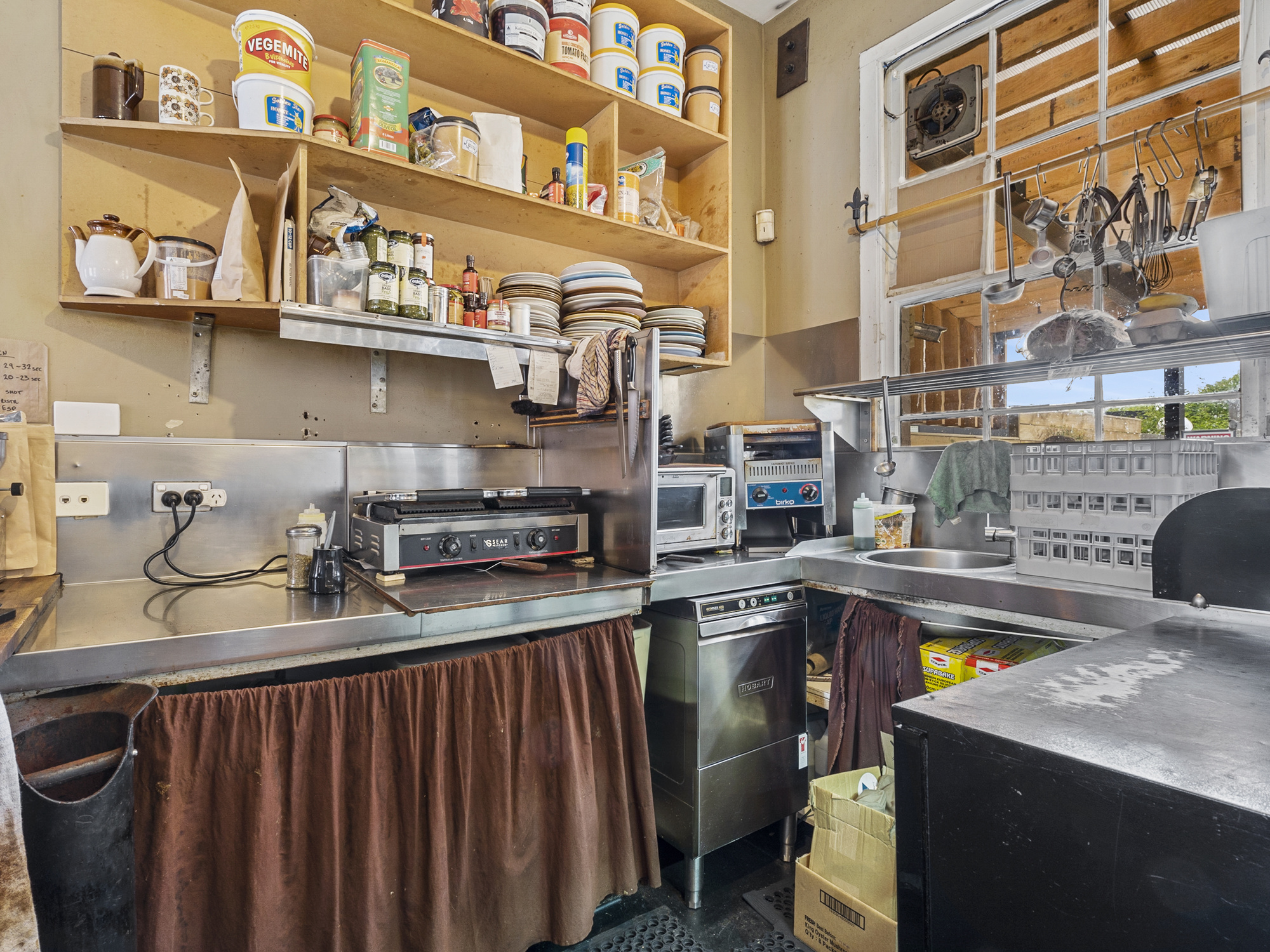 Busy Battery Point Cafe / +$10,000 per week / Prime Location in Battery ...